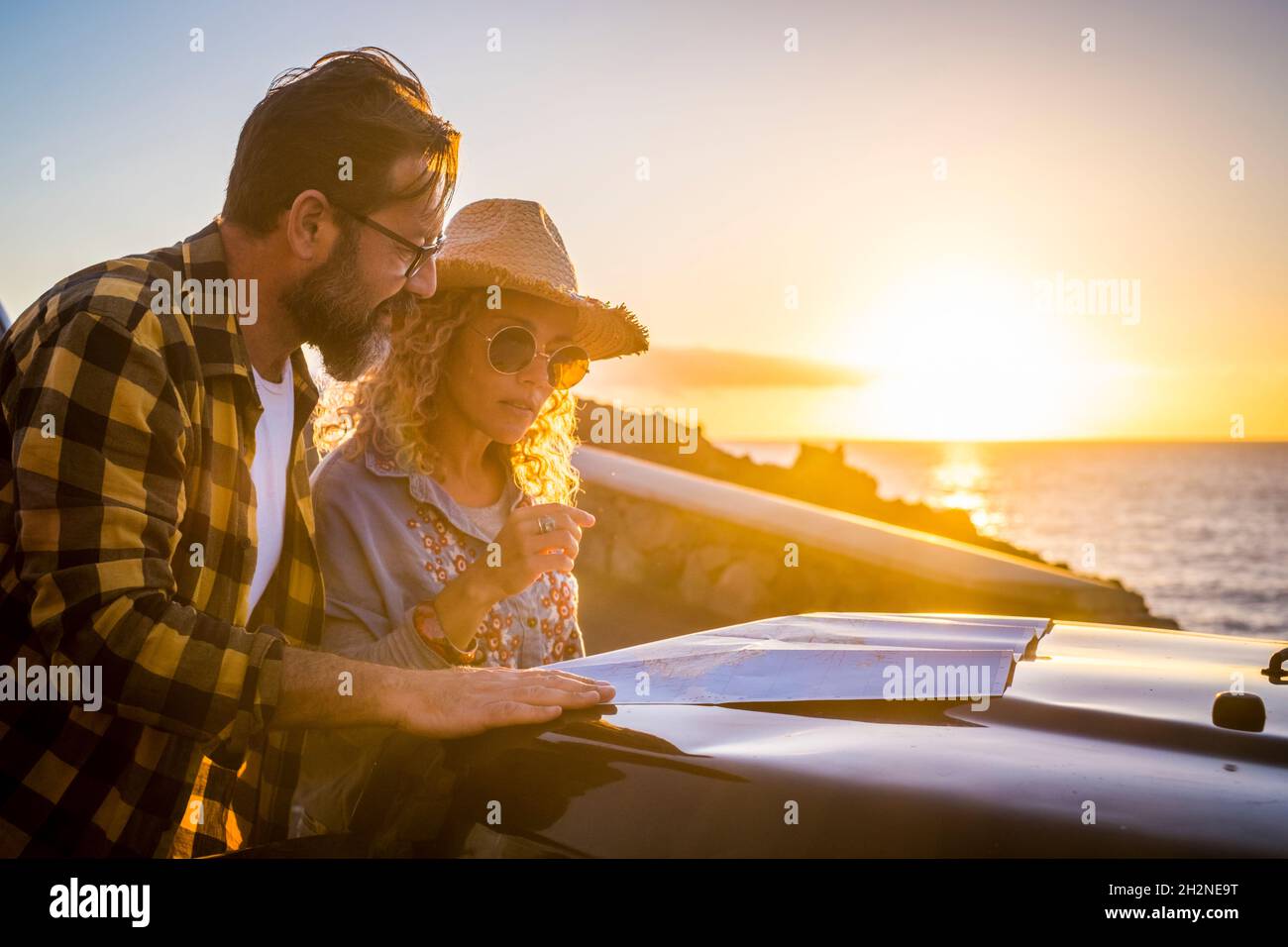 Reading map car hi-res stock photography and images - Alamy