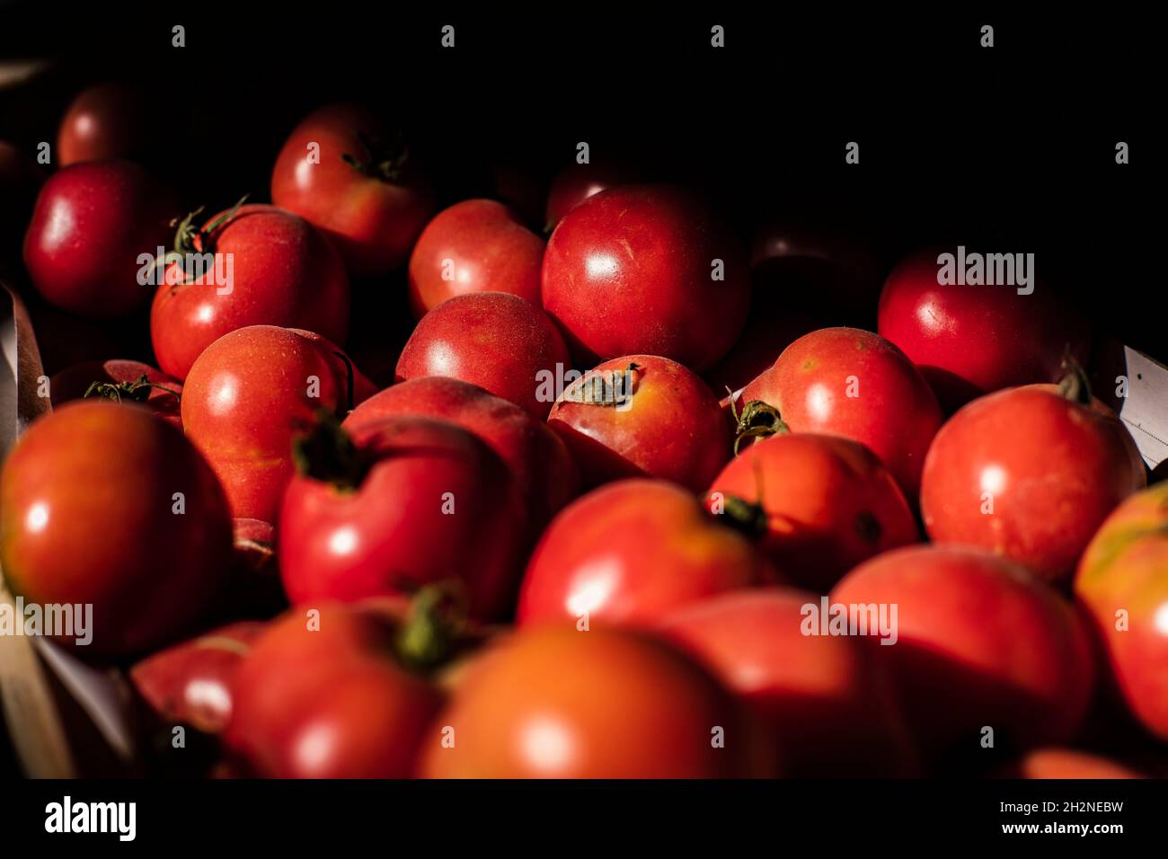Heap of tomatoes hi-res stock photography and images - Alamy