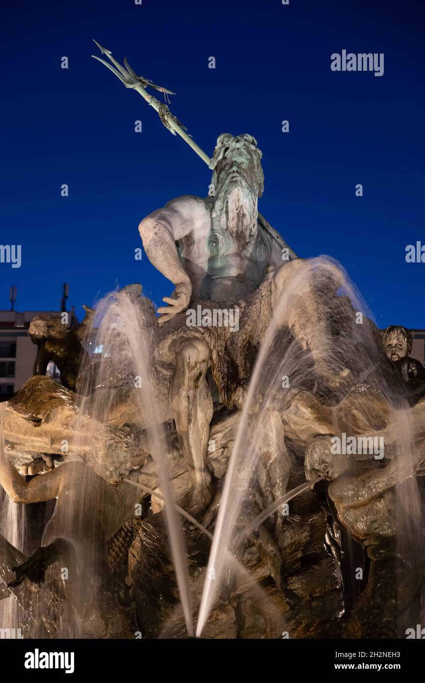 Neptunbrunnen splashing night hi-res stock photography and images - Alamy