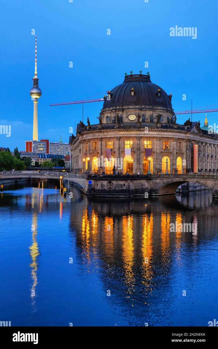 River spree canal bode museum dusk hi-res stock photography and images ...