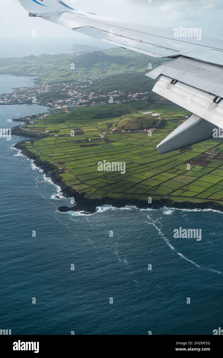 Airplane flying island hi-res stock photography and images - Alamy