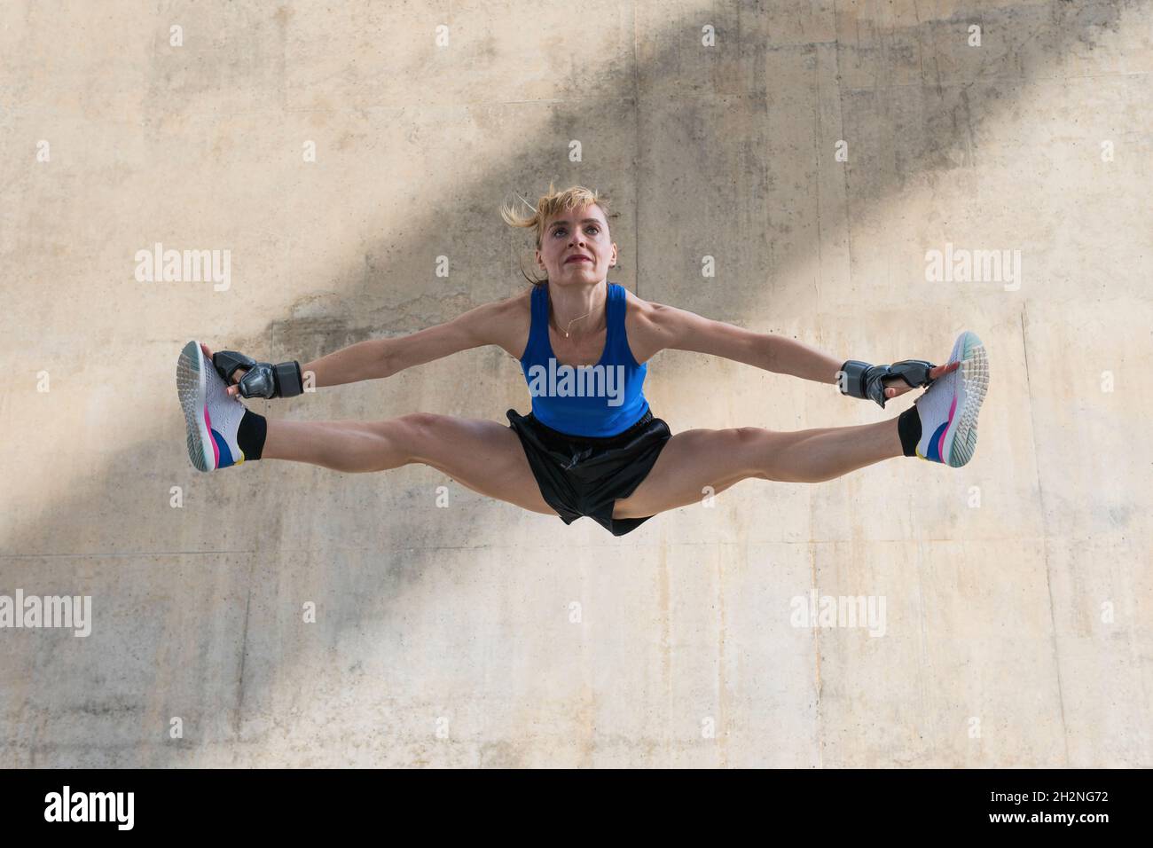 Women doing splits hi-res stock photography and images - Alamy