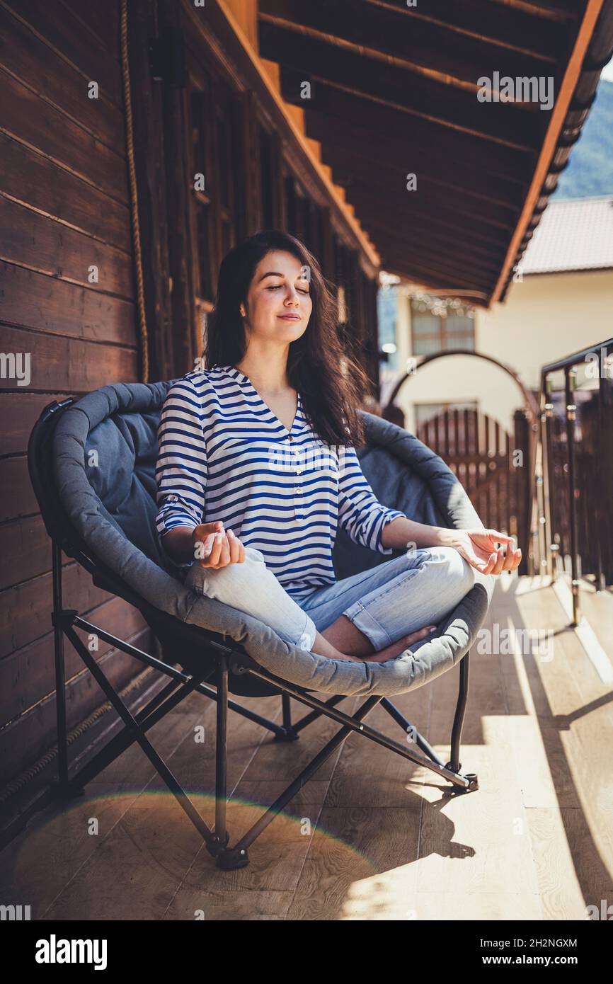 Woman sitting cross legged in chair hi-res stock photography and images ...