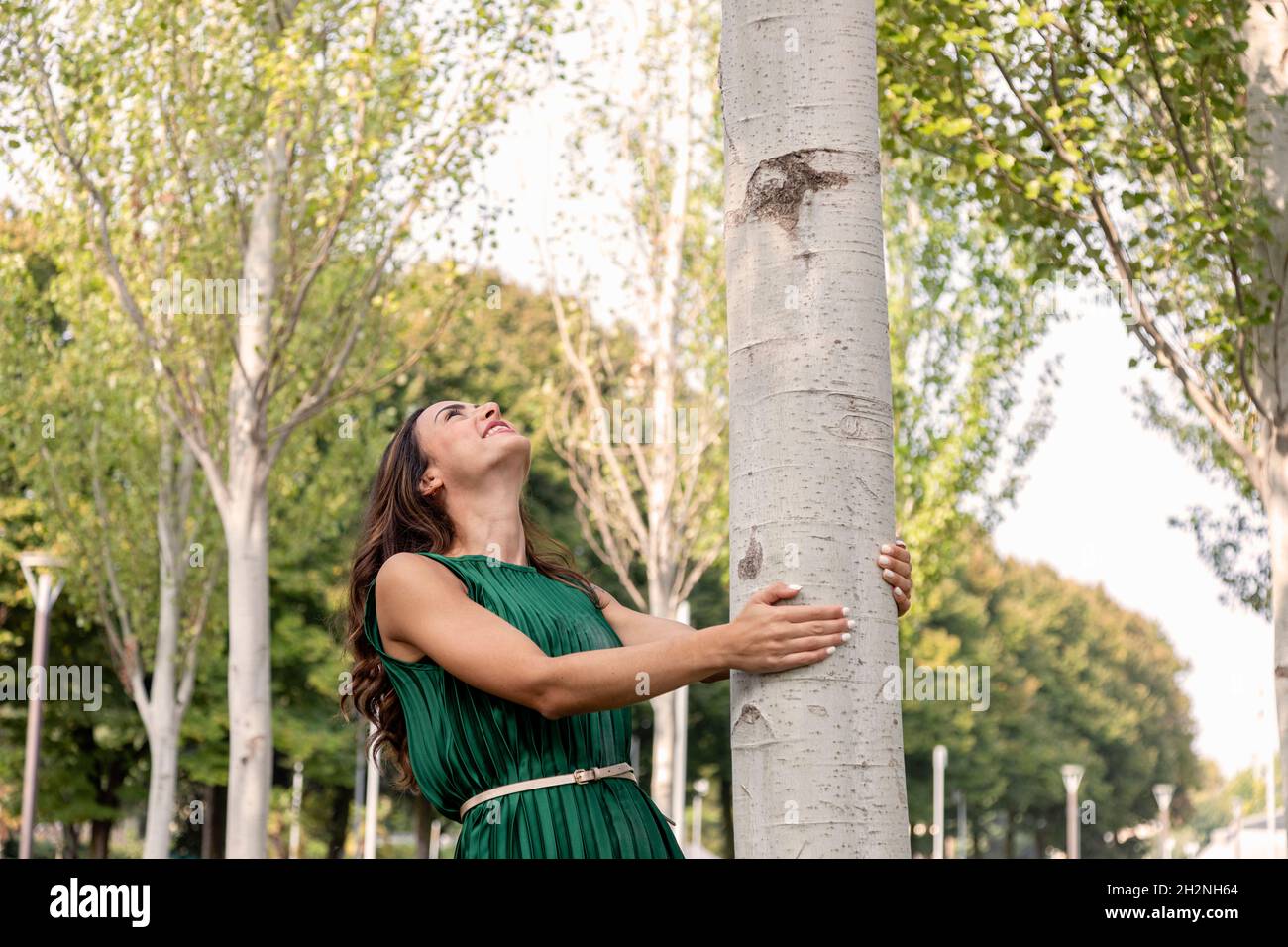 Woman the under tree in green park hi-res stock photography and images ...