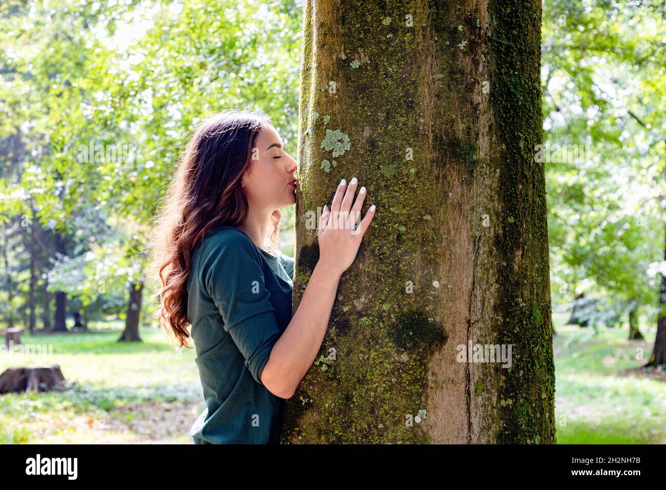 Kissing tree hi-res stock photography and images - Alamy