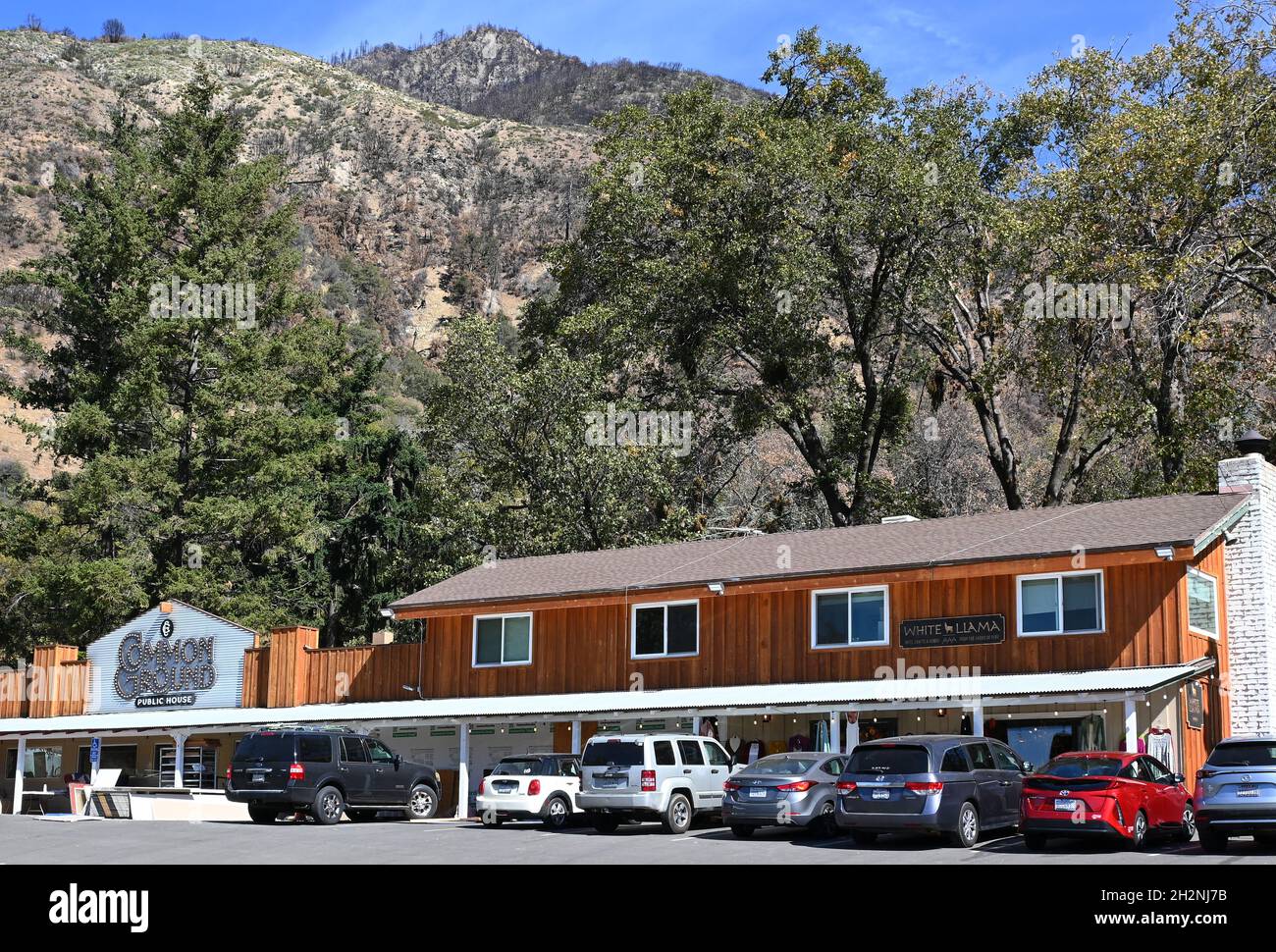 OAK GLEN, CALIFORNIA - 10 OCT 2021: Shops at Oak Tree Mountain ...