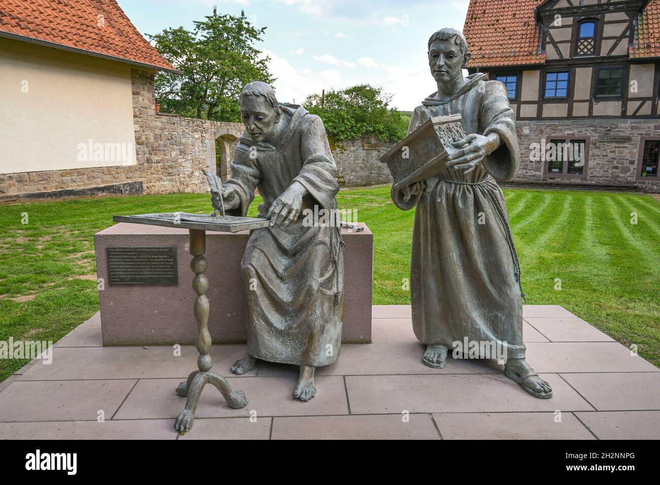 Skulptur, Mönche Herimann und Rogerus, Kloster Helmarshausen, Hessen ...