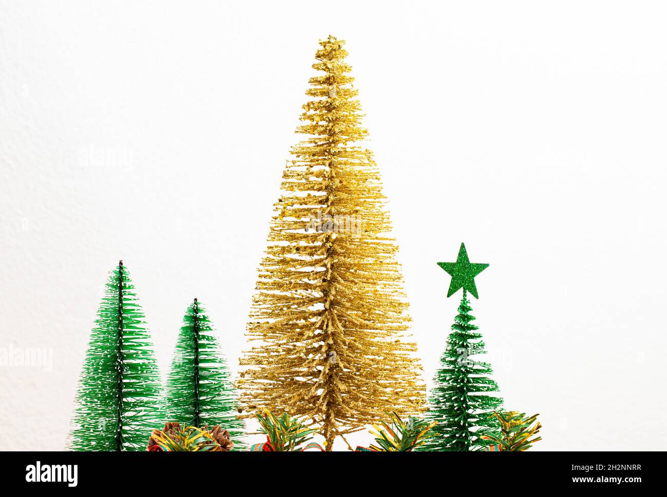 Gold christmas trees hi-res stock photography and images - Alamy