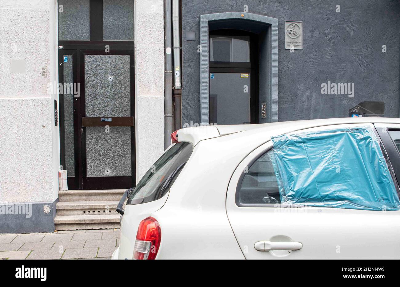 23 October 2021, North Rhine-Westphalia, Cologne: Several bullet holes ...
