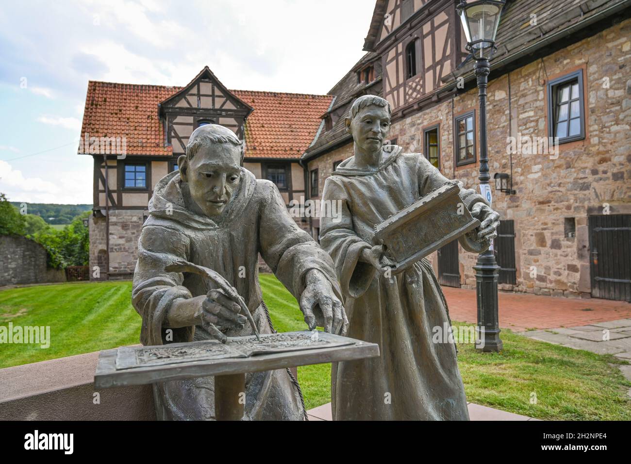 Skulptur, Mönche Herimann und Rogerus, Kloster Helmarshausen, Hessen ...