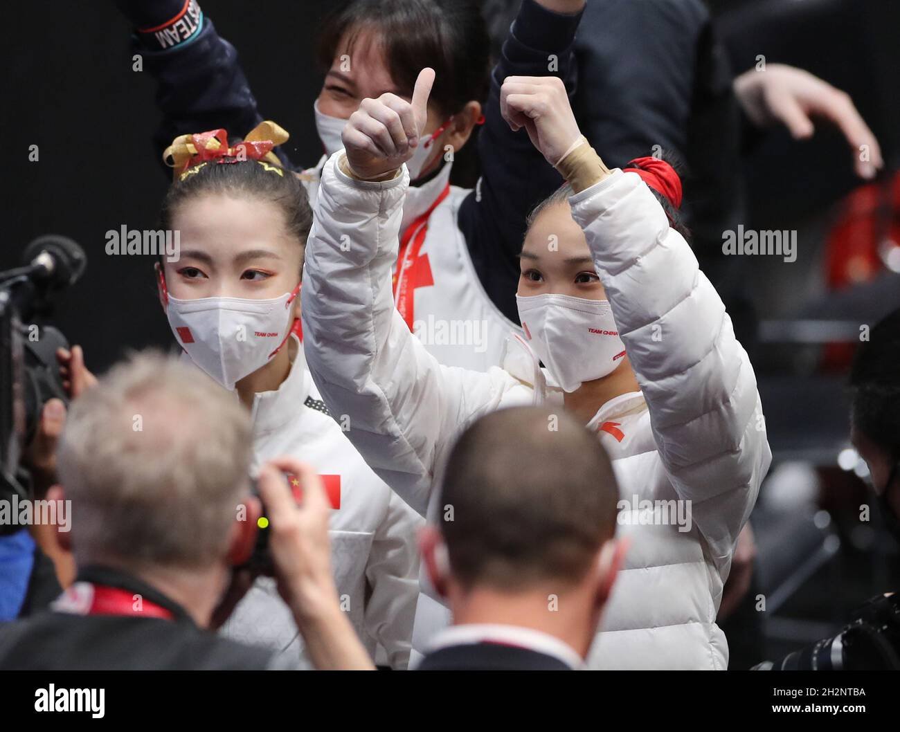 Kitakyushu, Japan. 23rd Oct, 2021. Luo Rui (R) of China celebrates ...