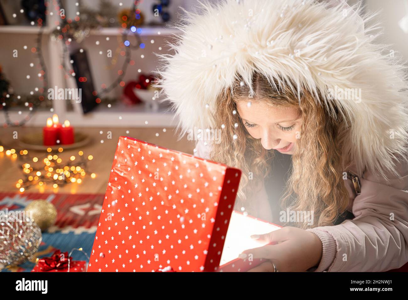 Child opening a gift hi-res stock photography and images - Alamy