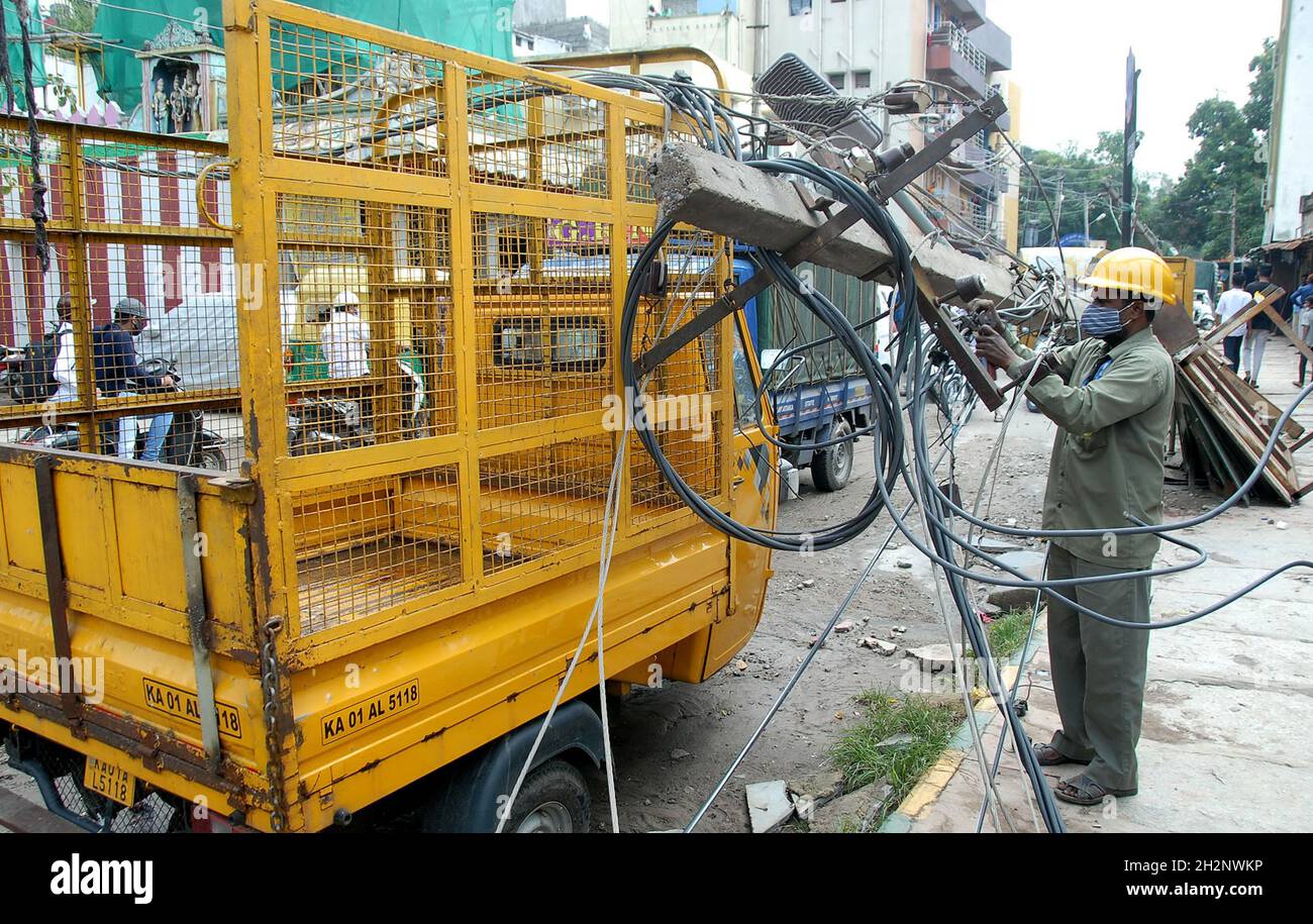 Fallen pole hi-res stock photography and images - Alamy