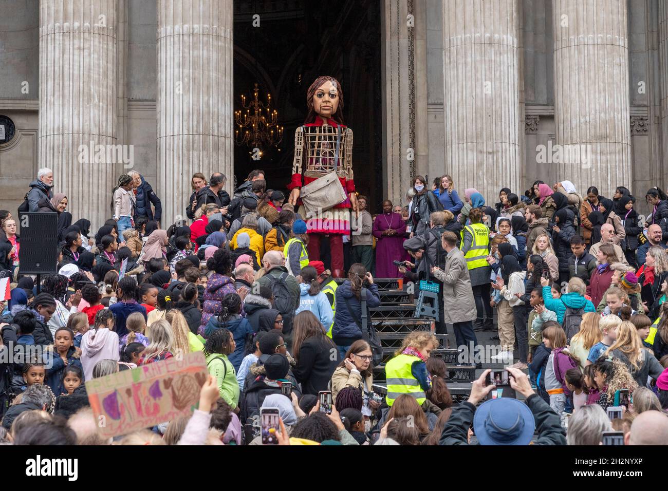 23/10/2021. London, UK. Little Amal, the 3.5 metre tall puppet of a ...