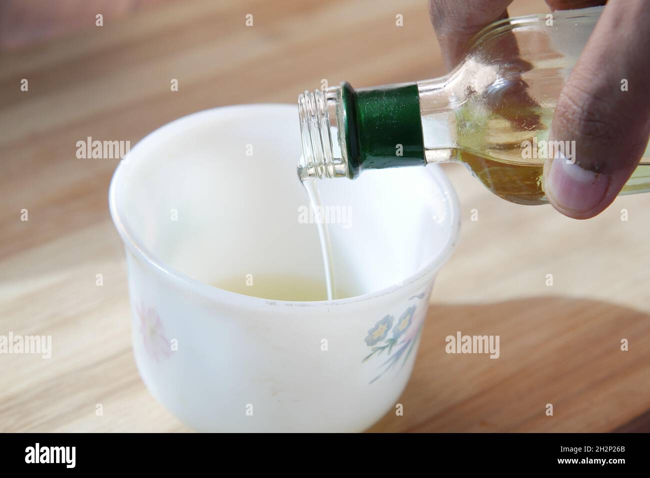 detail shot of Pouring vegetable oil in a cup Stock Photo - Alamy
