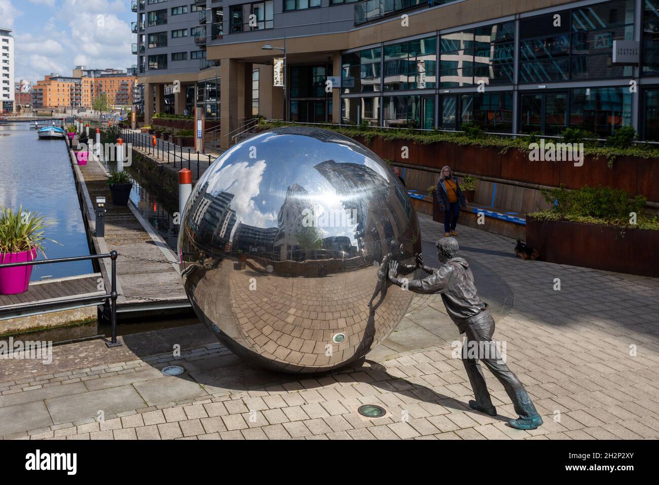 Reflective sphere architecture hi-res stock photography and images - Alamy