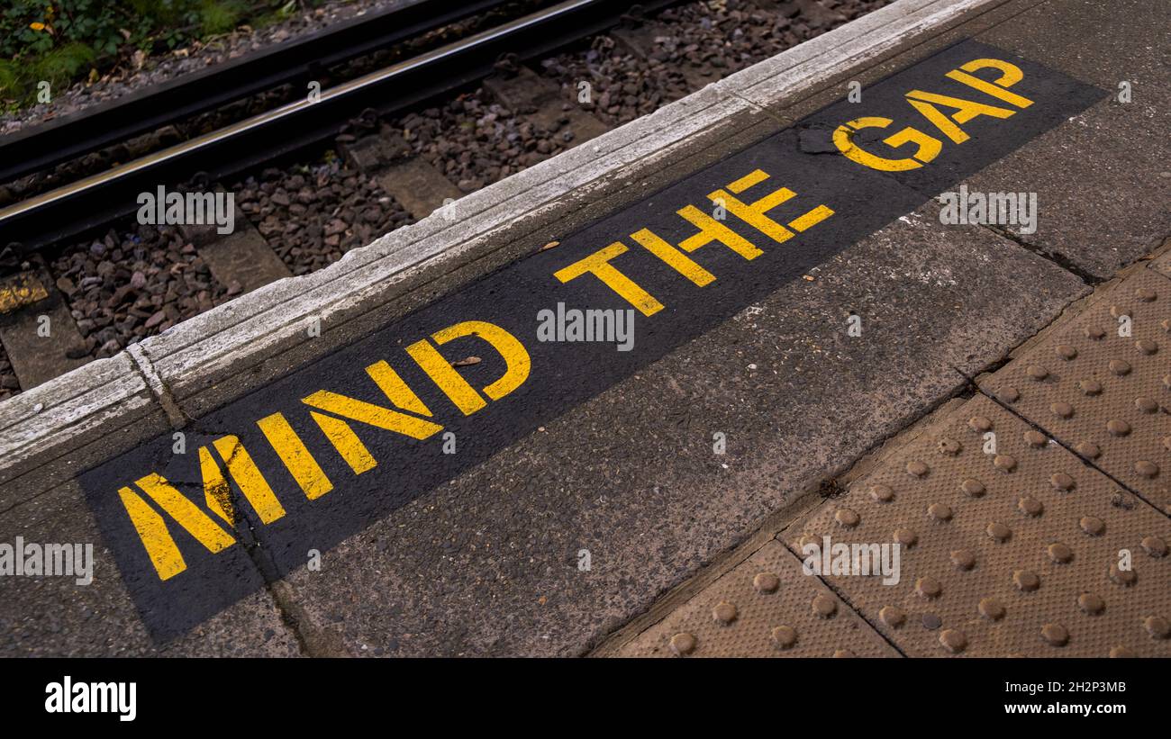 Station platform edge hi-res stock photography and images - Alamy