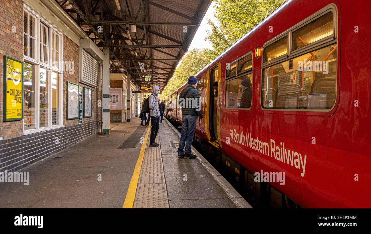 South Western Railway Commuter Train Waiting To Board Passengers At ...
