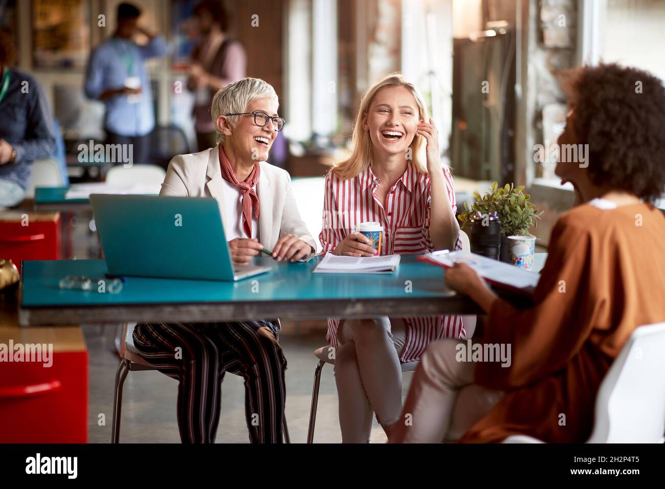 Group of people laughing hi-res stock photography and images - Alamy