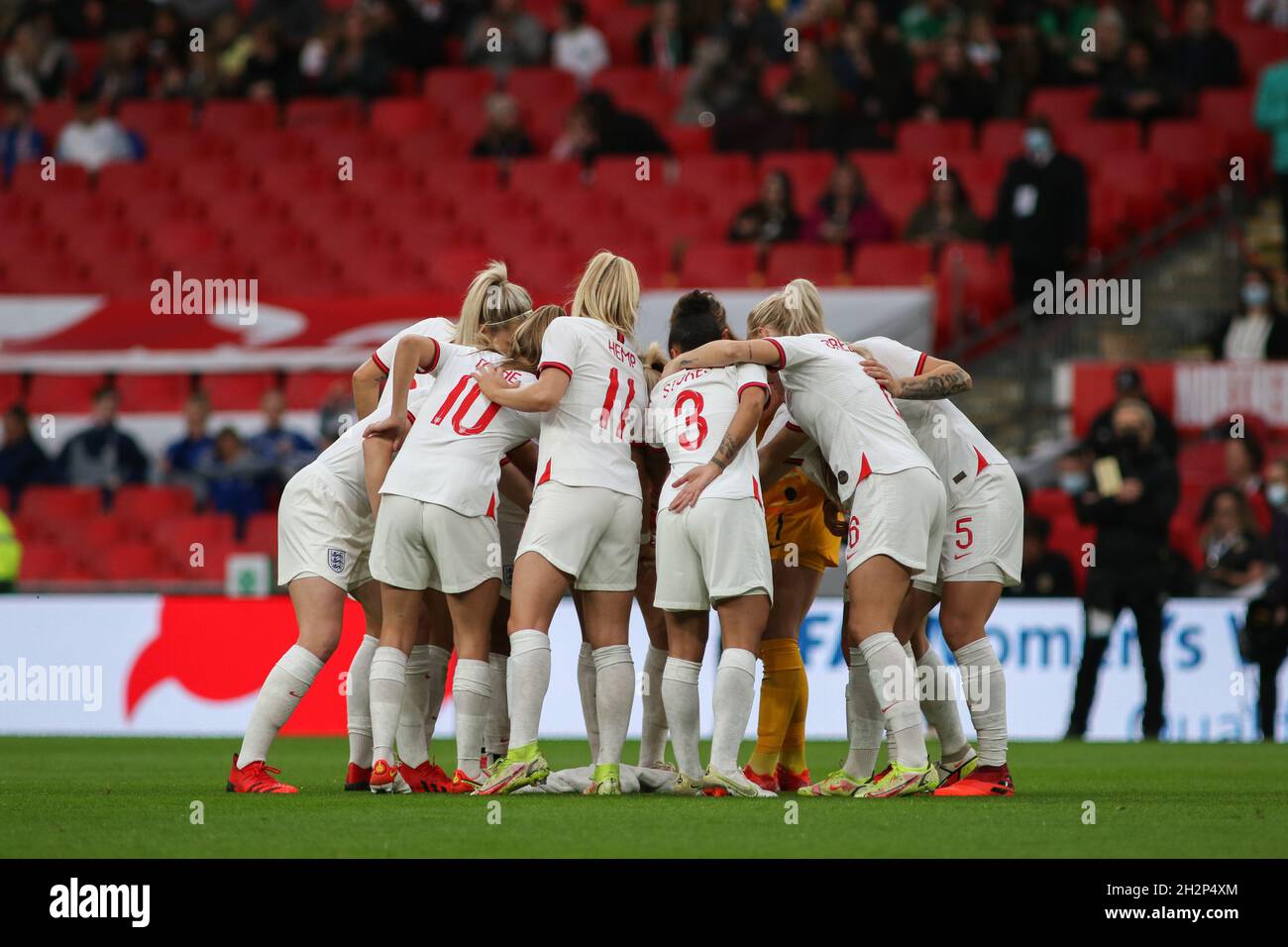 London, England, Oct 23rd 2021: England team huddle before kick-off ...