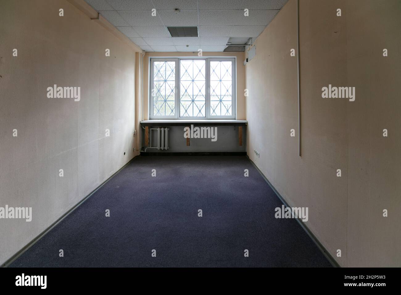 Empty room with beige walls Stock Photo - Alamy