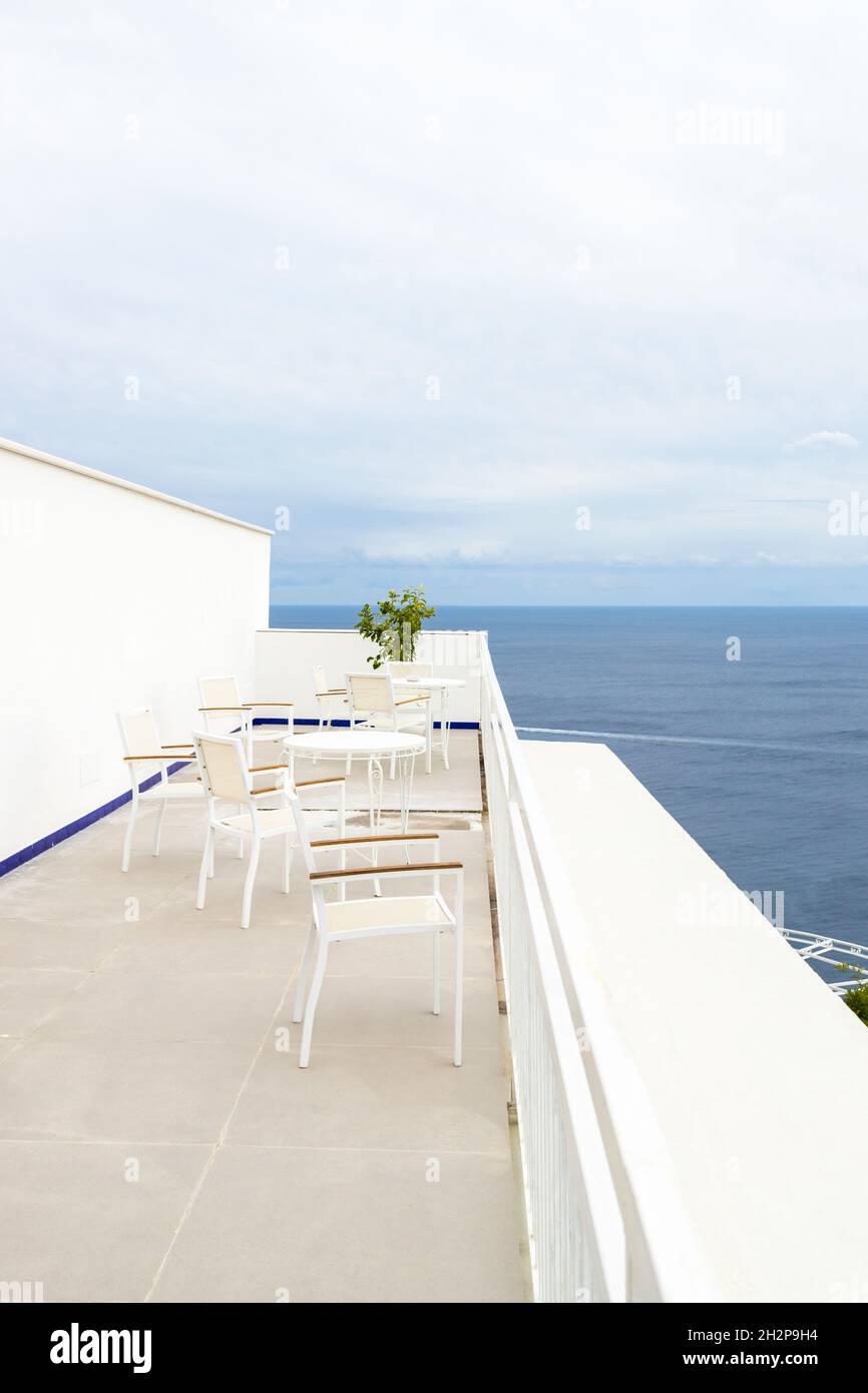 Restaurant outdoors by the sea hi-res stock photography and images - Alamy