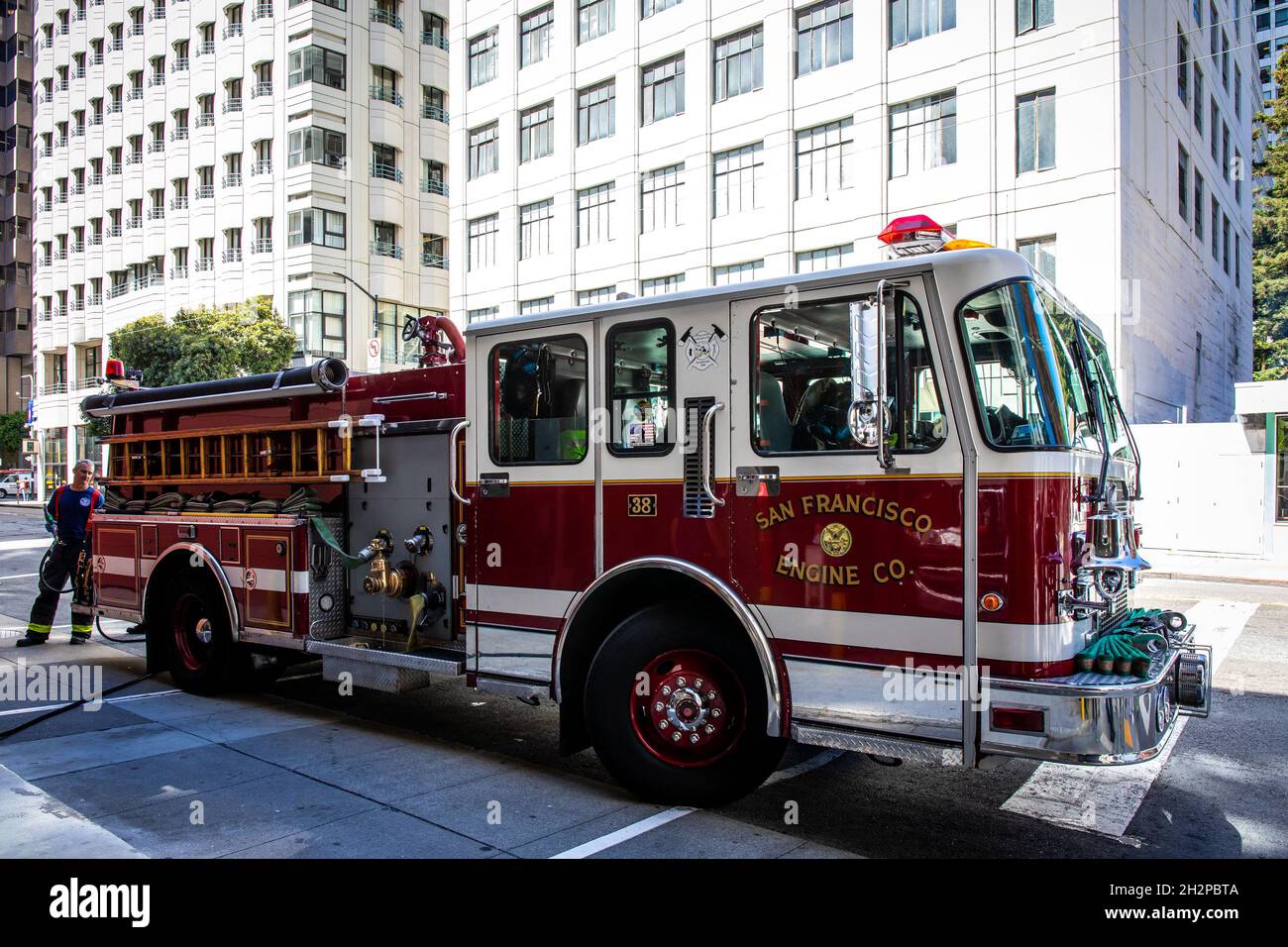 UNITED-STATES, CALIFORNIA, SAN FRANCISCO. FIREMEN TRUCK Stock Photo - Alamy
