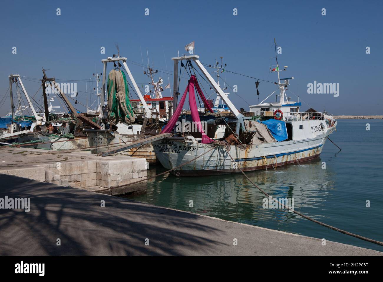 Pescherecci in rada Stock Photo - Alamy