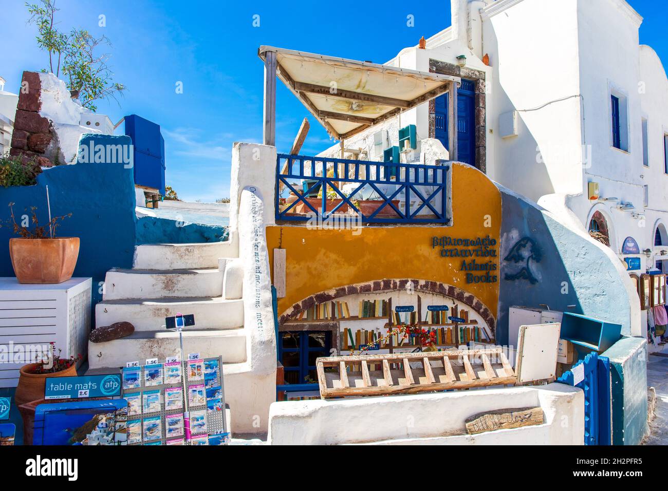 GREECE, SANTORINI, OIA, LIBRARY IN THE ALLEYS OF OIA Stock Photo - Alamy