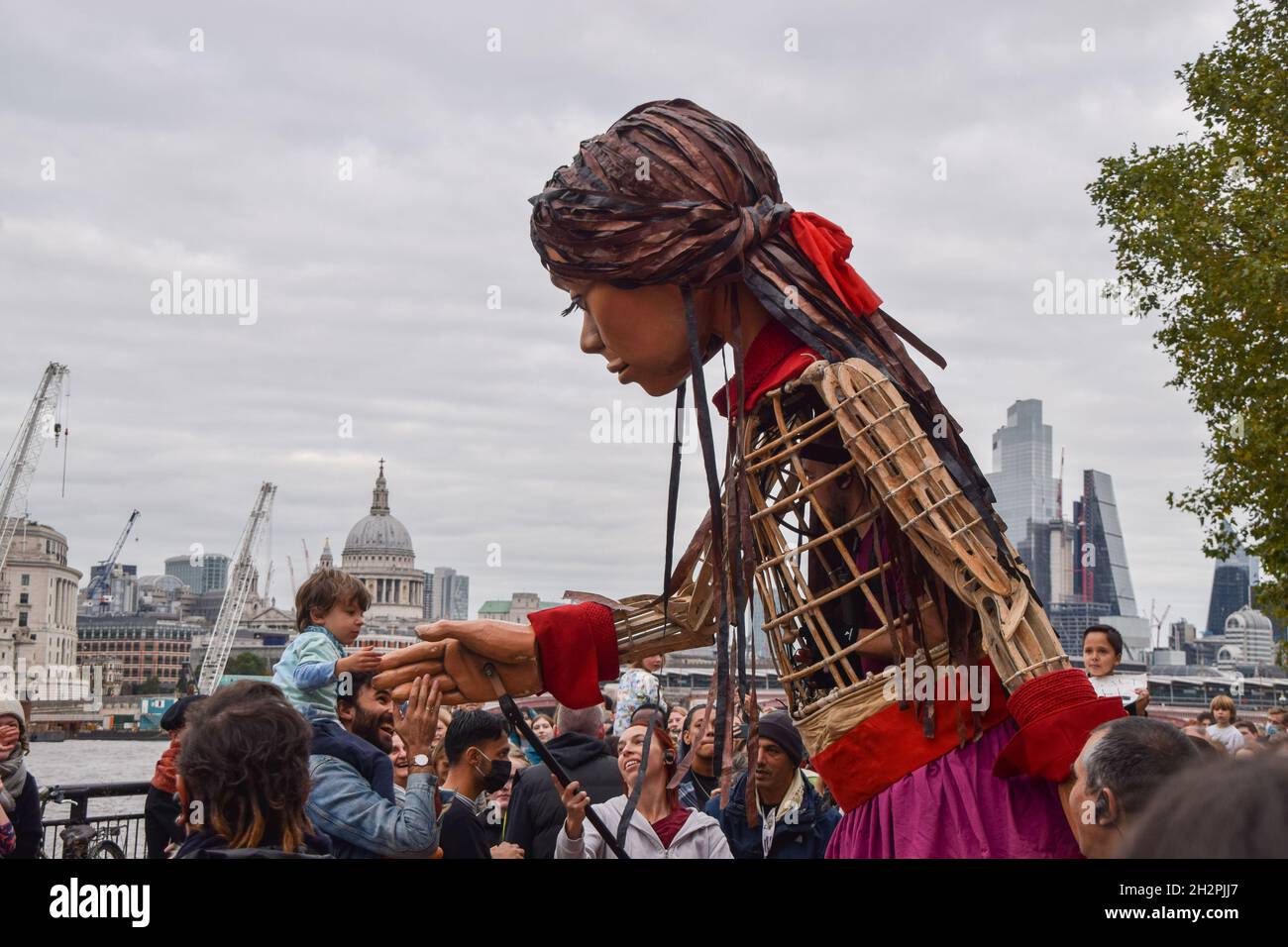 3 5 metre tall giant puppet hi-res stock photography and images - Alamy