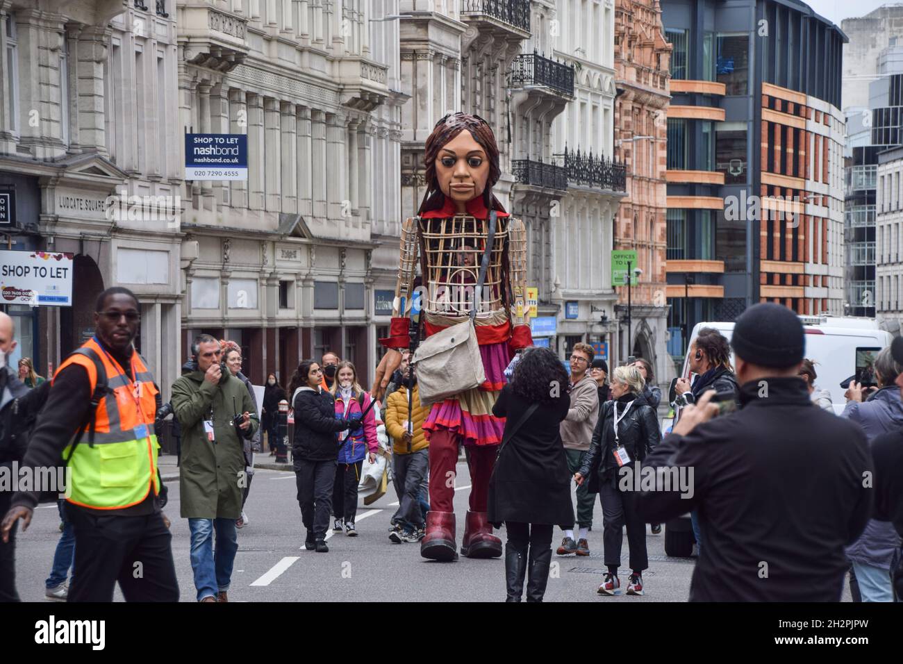 3 5 metre tall giant puppet hi-res stock photography and images - Alamy