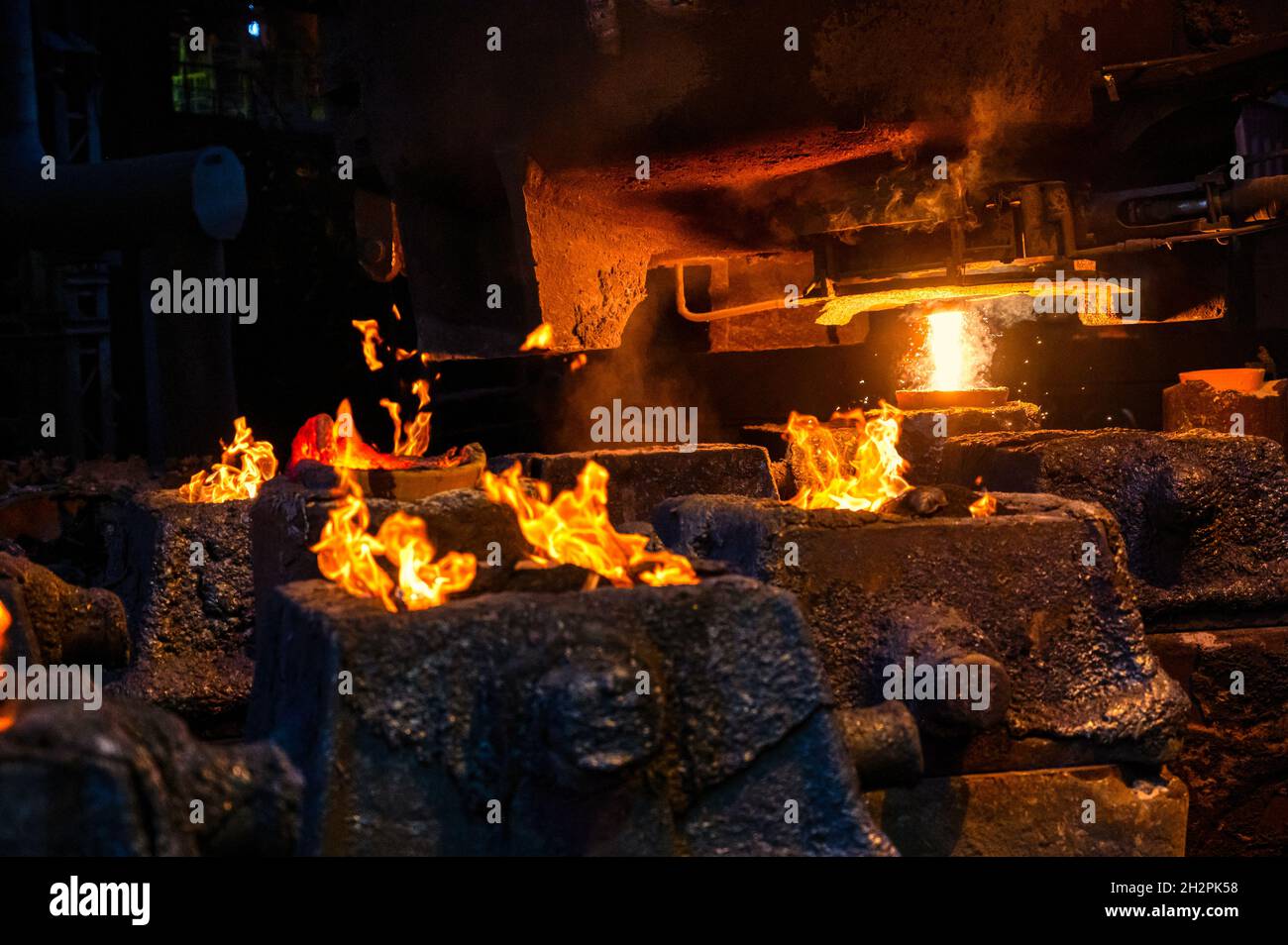 Casting liquid steel into molds. Steel plant Stock Photo - Alamy