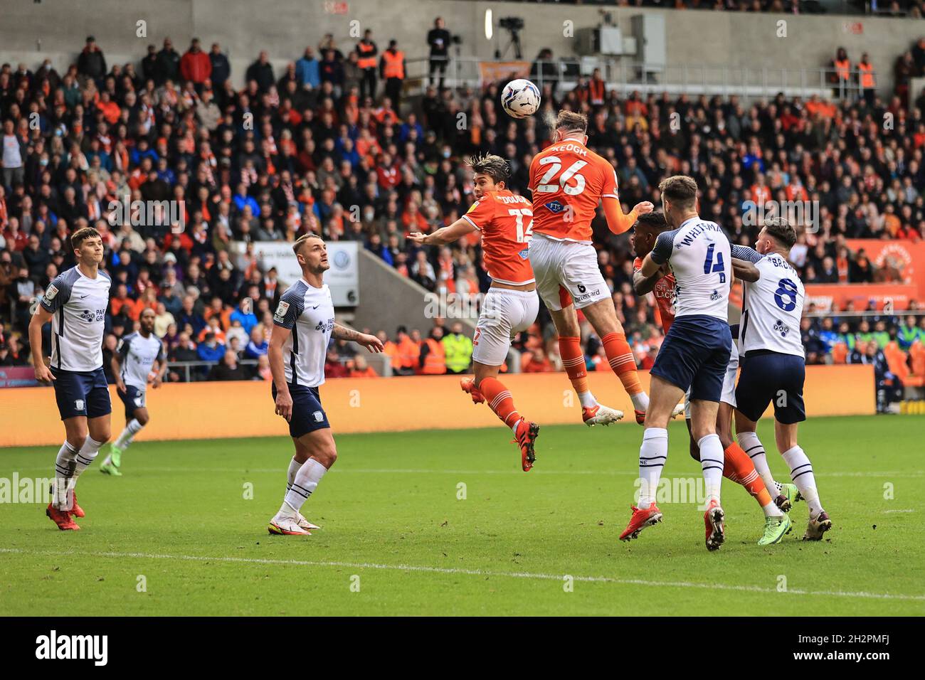 Richard Keogh #26 of Blackpool heed’s on goal Stock Photo - Alamy