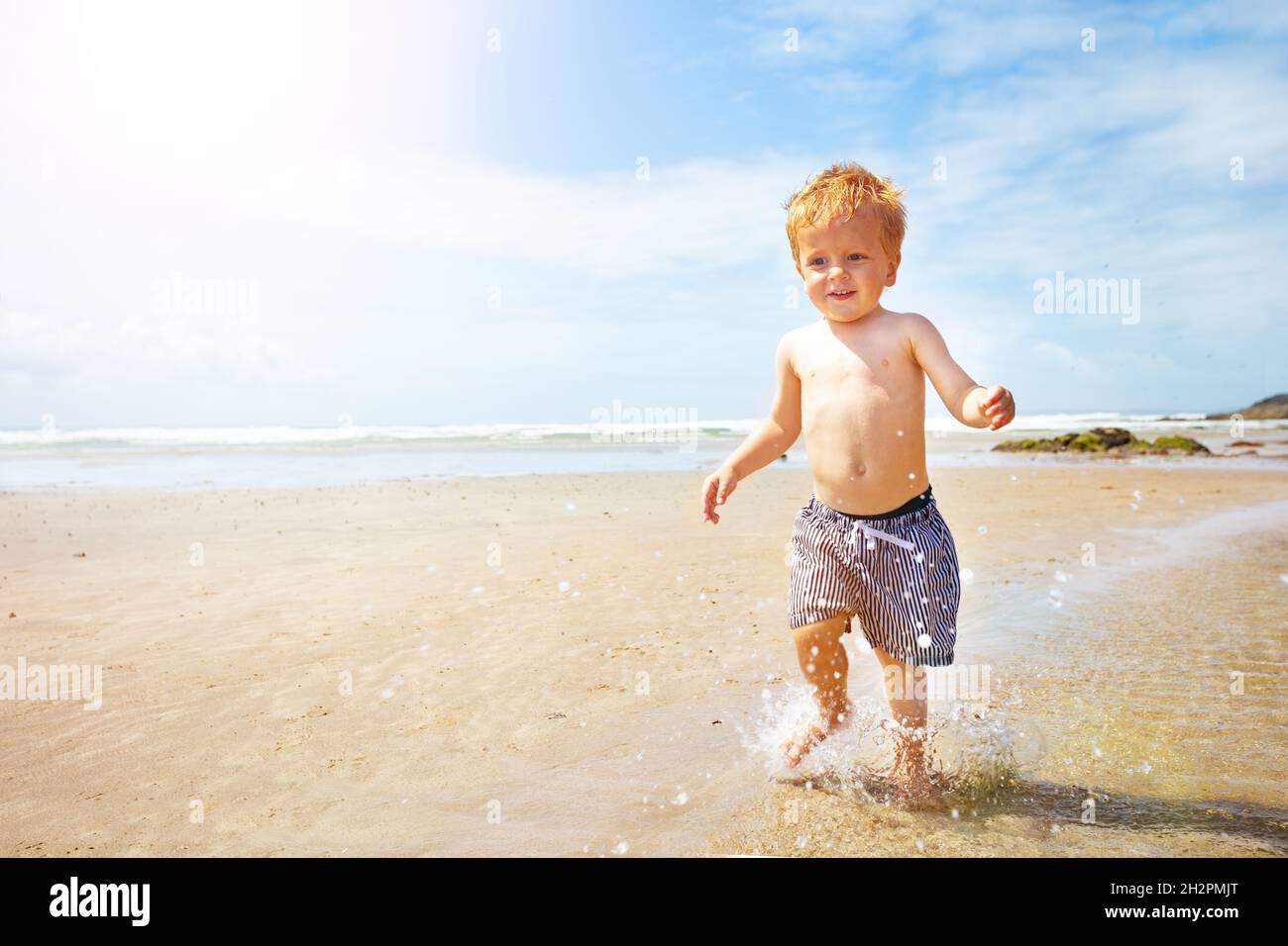 Running foot splash hi-res stock photography and images - Alamy