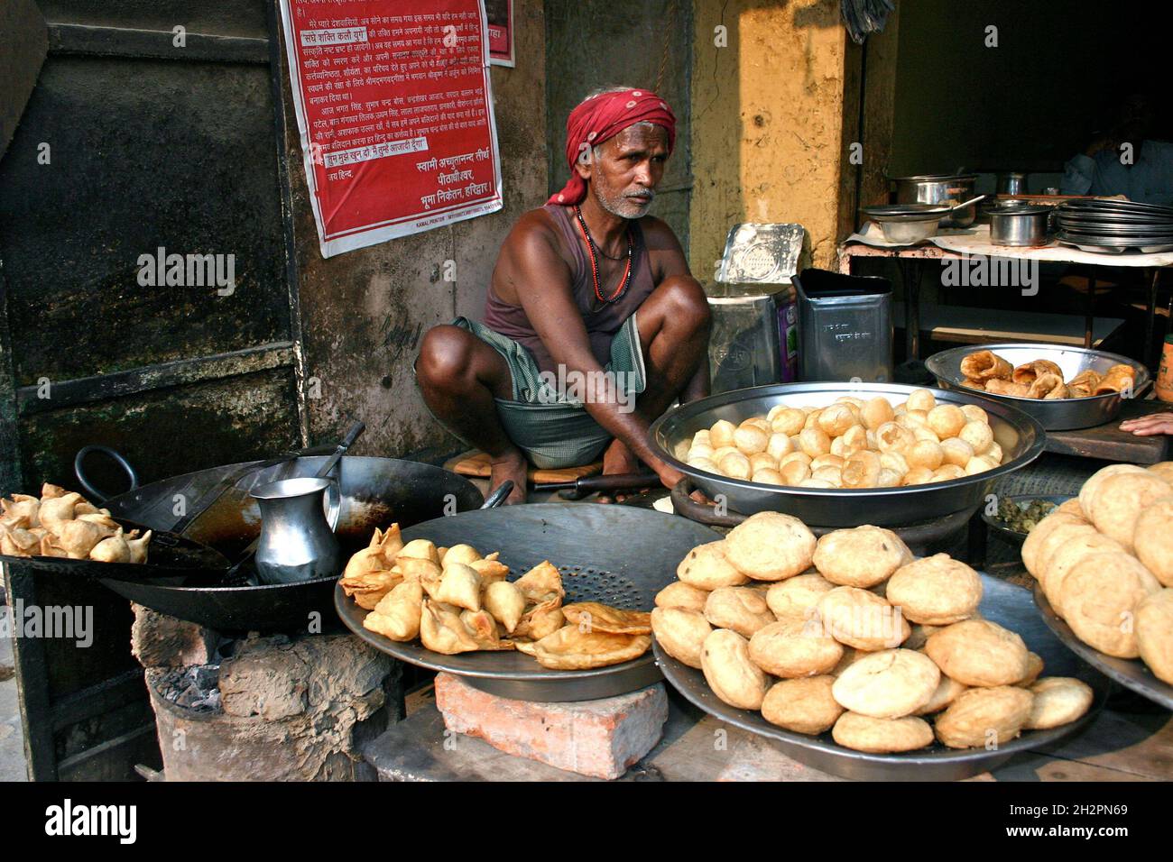 INDIA. BENARES. SELLER OF FRIED FOOD IN VARANASI Stock Photo - Alamy