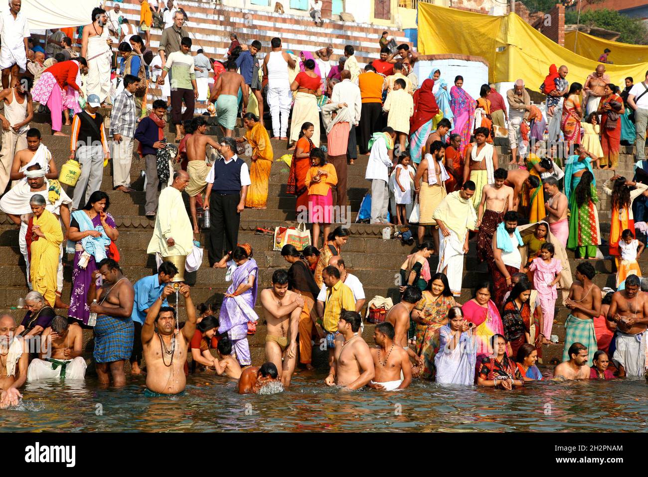 INDIA. RITUAL ABLUTIONS IN VARANASI (BENARES Stock Photo - Alamy