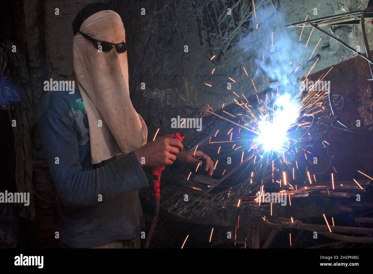MOROCCO. ARTISAN WELDER IN THE MEDINA OF MARRAKECH Stock Photo - Alamy
