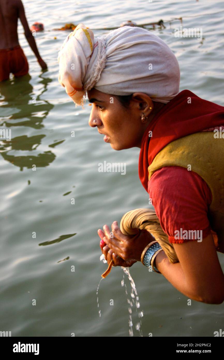 INDIA. AFTER THE RITUAL ABLUTIONS (SNAN) IN THE SACRED WATERS OF THE ...