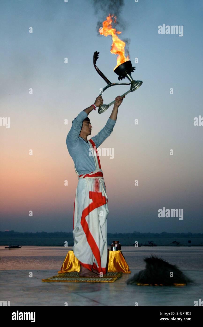 Indian pujari hi-res stock photography and images - Alamy