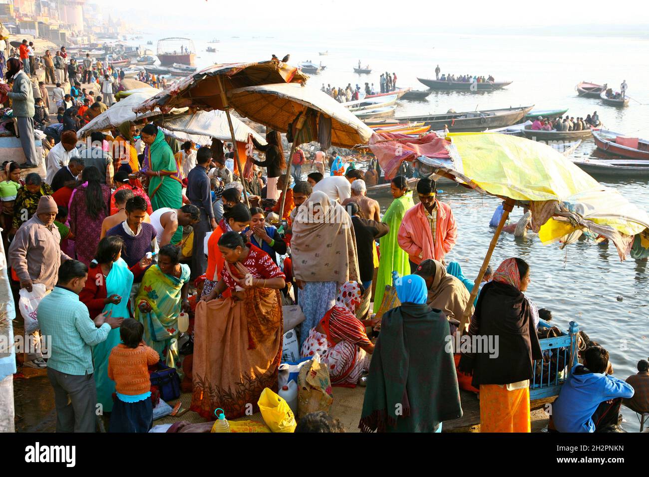 INDIA. CROWD ON THE STEPS IN VARANASI (BENARES Stock Photo - Alamy