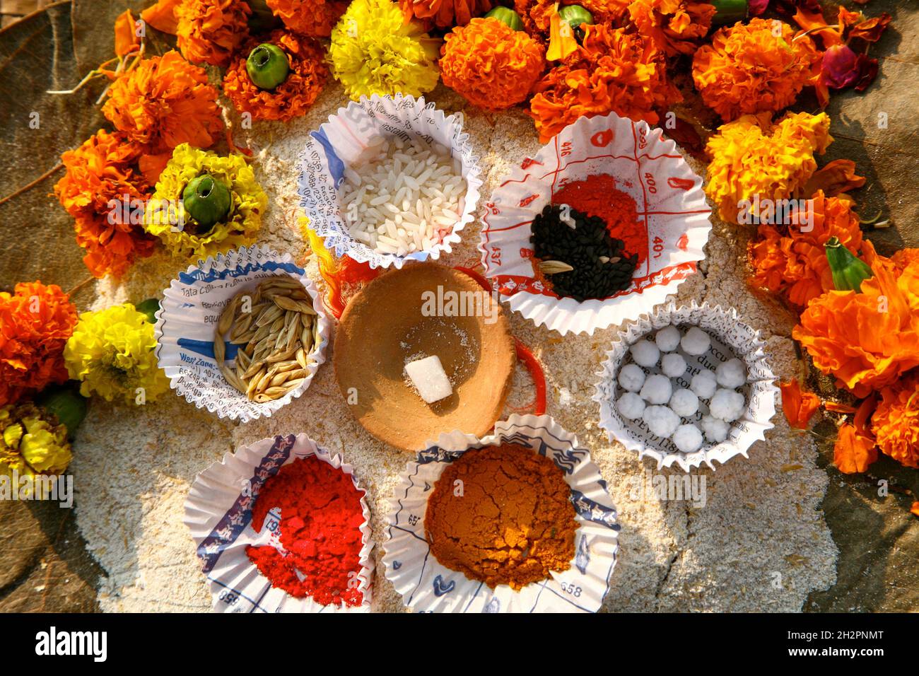 INDIA. OFFERINGS IN FUNERAL RITUALS IN VARANASI (BENARES Stock Photo ...