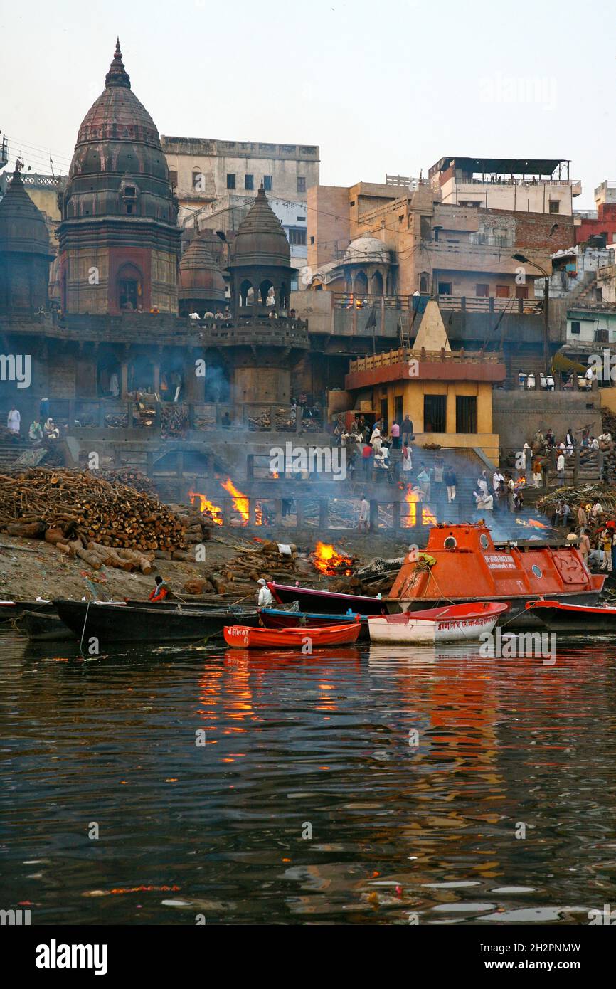 INDIA. GHAT CREMATION IN VARANASI (BENARES Stock Photo - Alamy