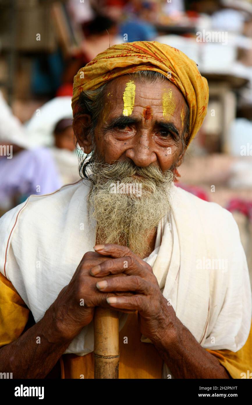 INDIA. VARANASI (BENARES). OLD MAN Stock Photo - Alamy