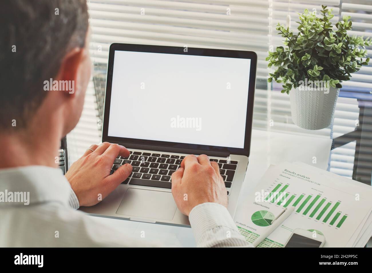 Businessman computer screen charts hi-res stock photography and images ...