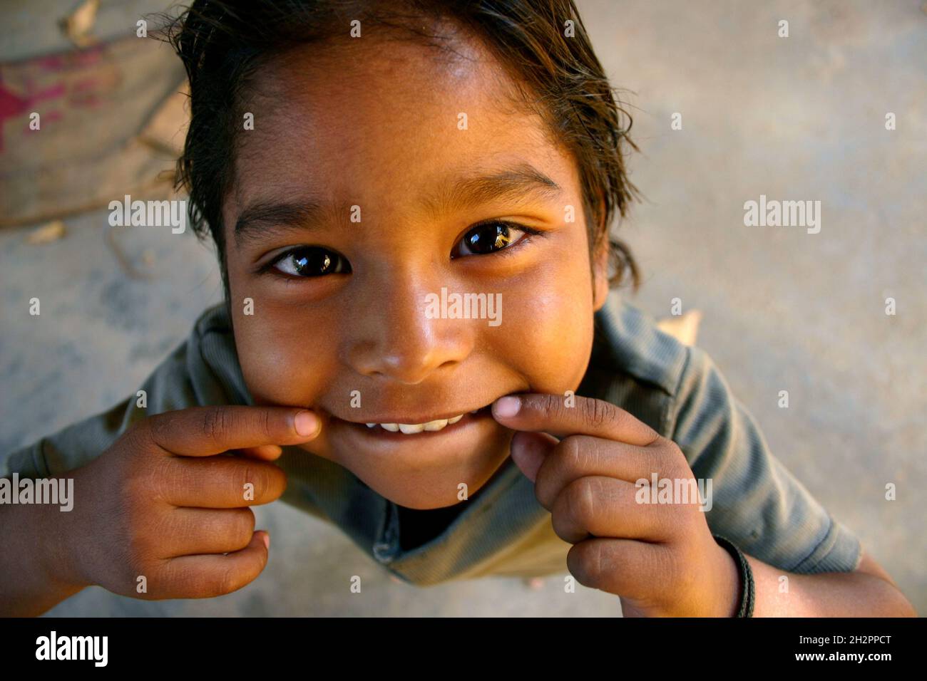 INDIA. VARANASI (BENARES). CHILD Stock Photo - Alamy