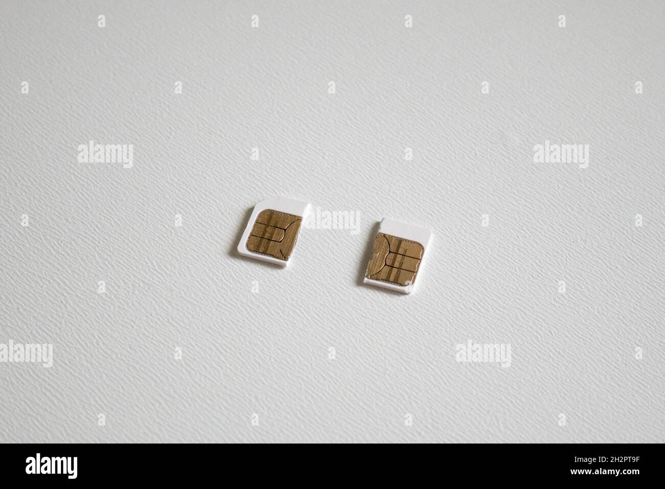 A sim card cut in half Stock Photo - Alamy