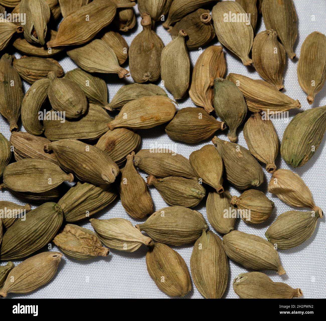 Cardamon in a bowl hi-res stock photography and images - Alamy