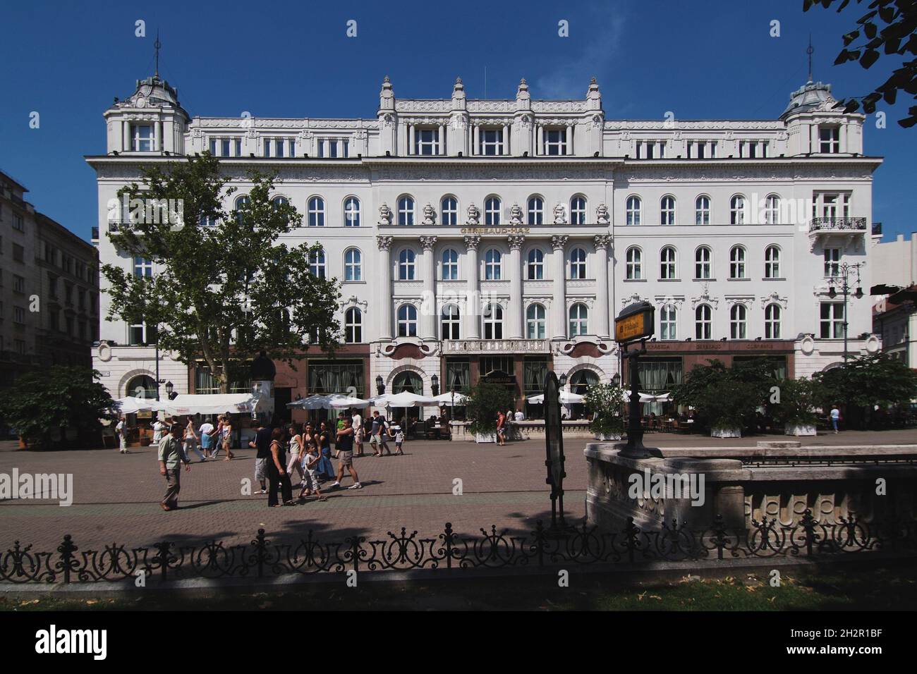 Cafe gerbeaud confectionery hi-res stock photography and images - Alamy