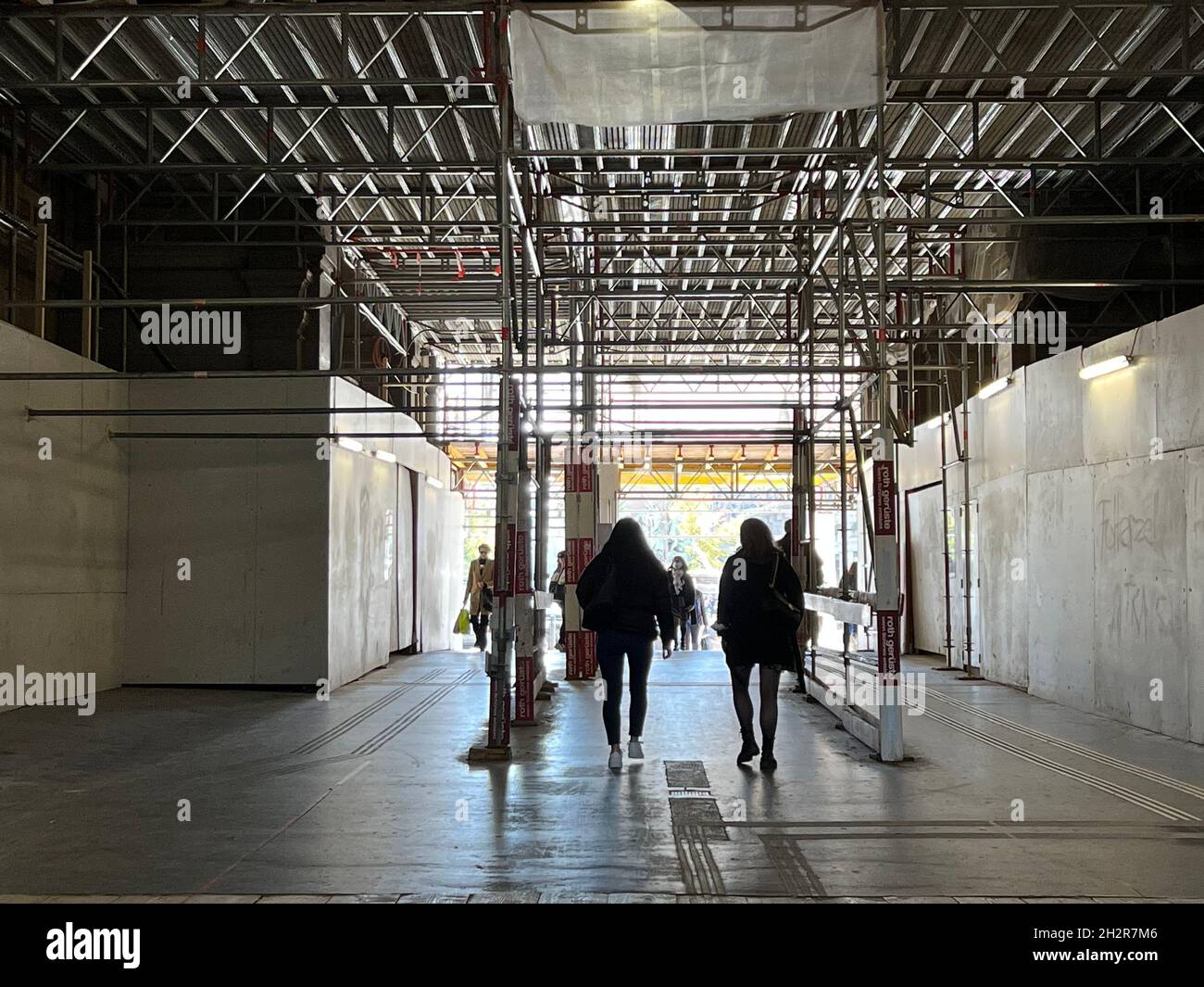Construction safety barrier hi-res stock photography and images - Alamy