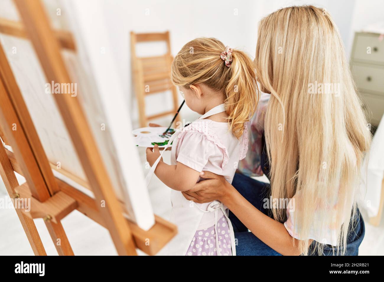 Mother and daughter concentrate drawing at art studio Stock Photo - Alamy